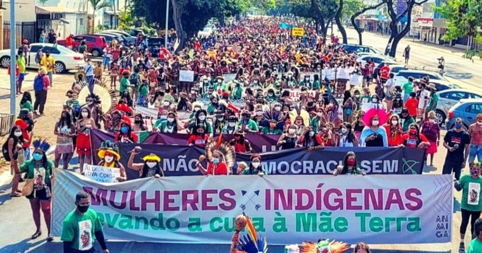 Mulheres indígenas marcham em Brasília em defesa das raízes ancestrais